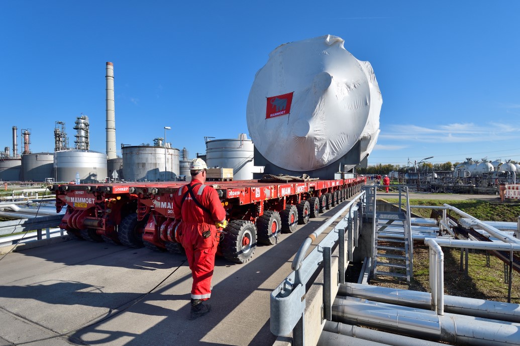 Mammoet supports modernization of the largest refinery in Germany