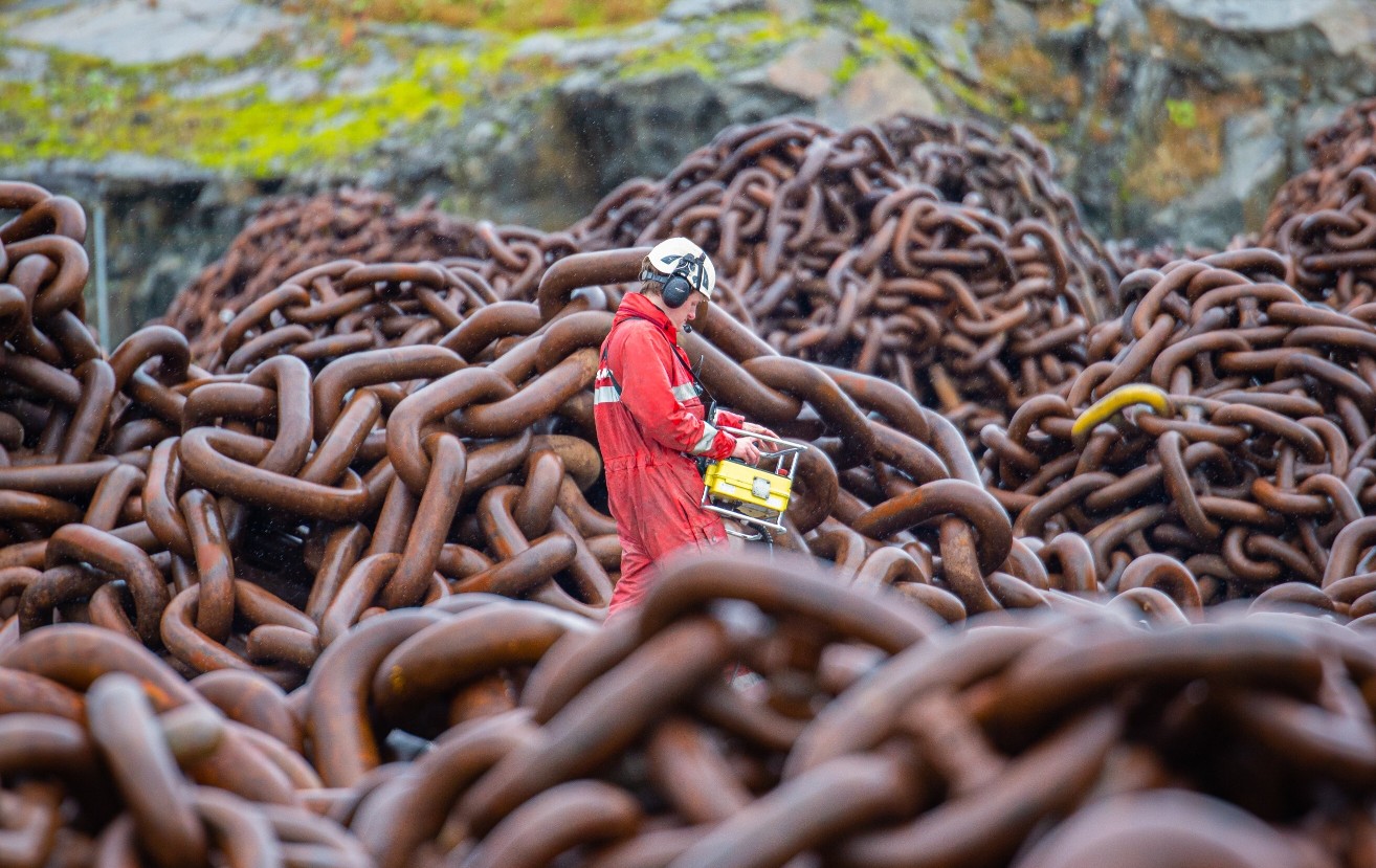 Assembling the world’s largest floating offshore wind farm