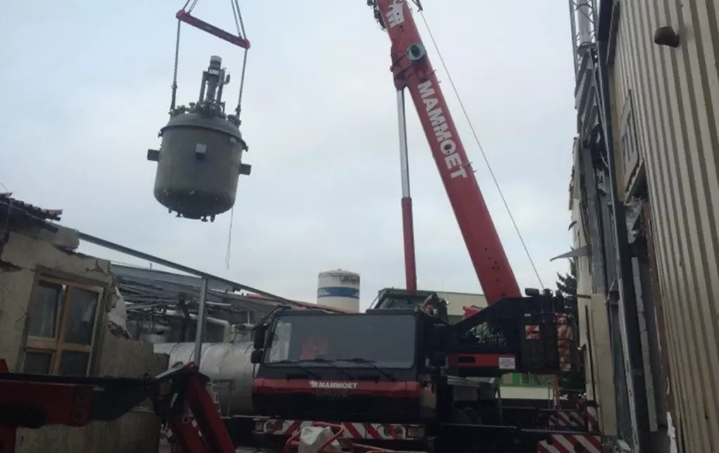 Ship engine replacement services | Mammoet