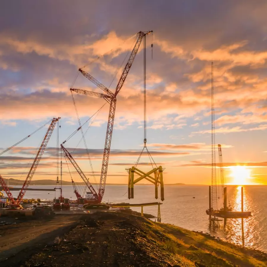 Jacket handling services and expertise | Mammoet