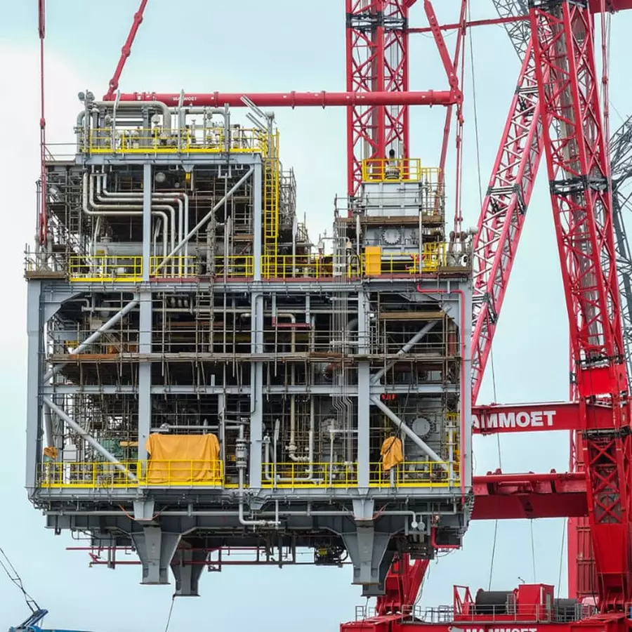 Offshore sector solutions and services | Mammoet