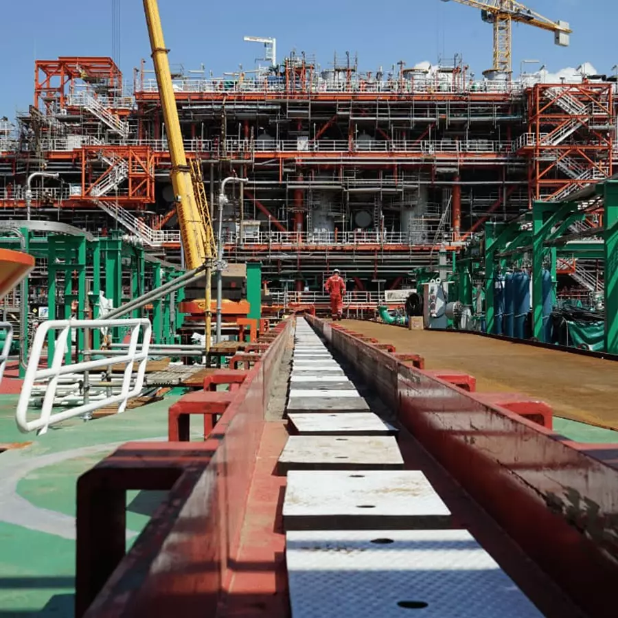 Topside load-out services and track record | Mammoet