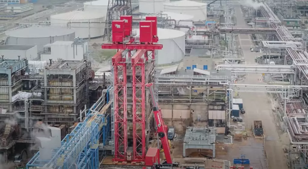 Refinery turnarounds services | Mammoet