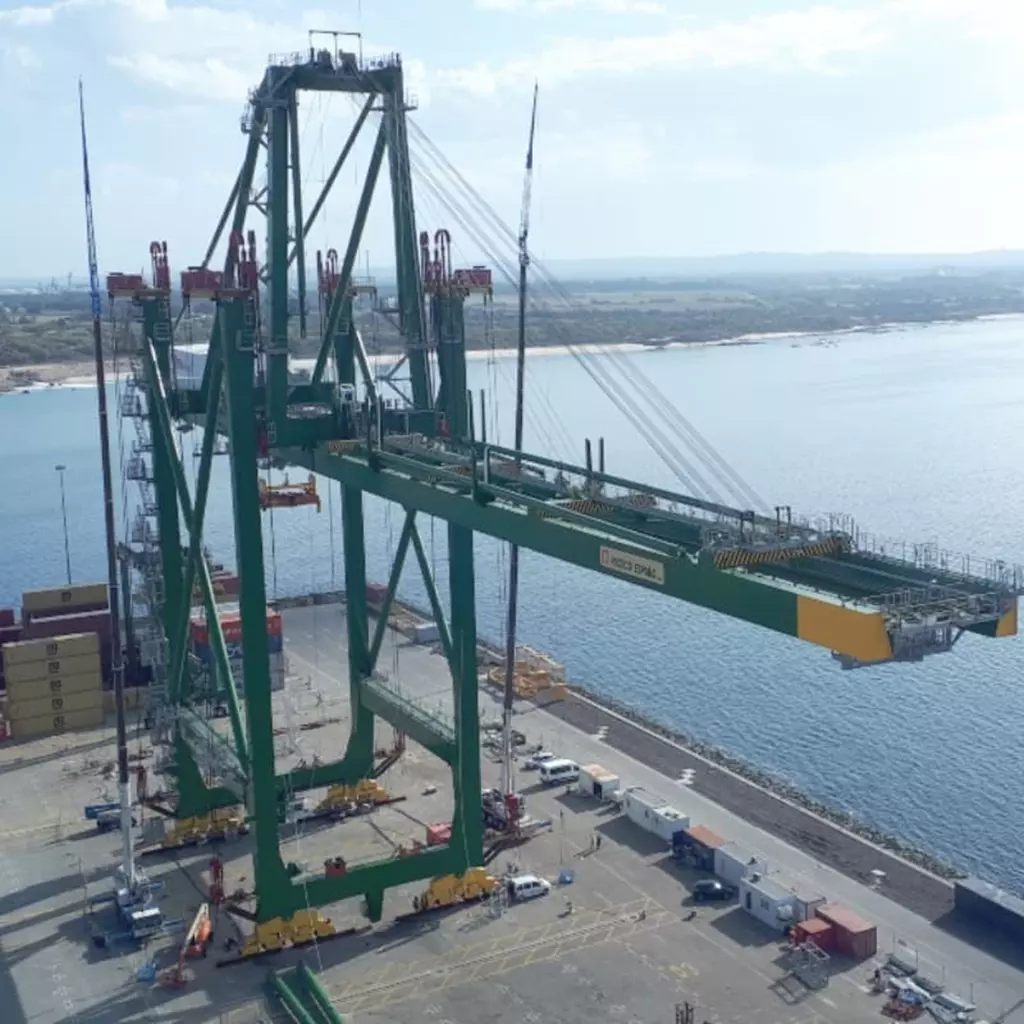 Container crane relocation services | Mammoet