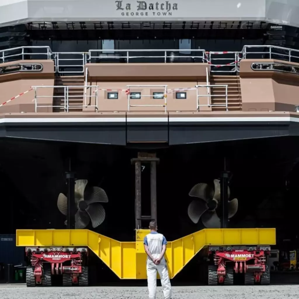 Vessel launching services and expertise | Mammoet