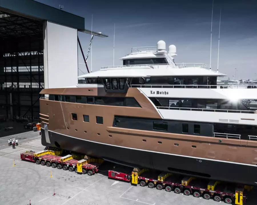 Vessel launching services and expertise | Mammoet