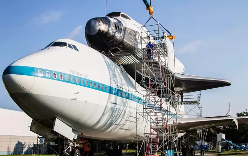 Space shuttle replica lift | Mammoet news