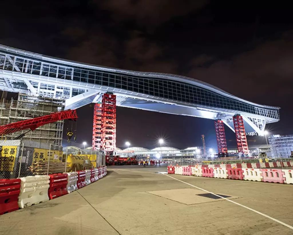 HKIA sky bridge project | Mammoet news