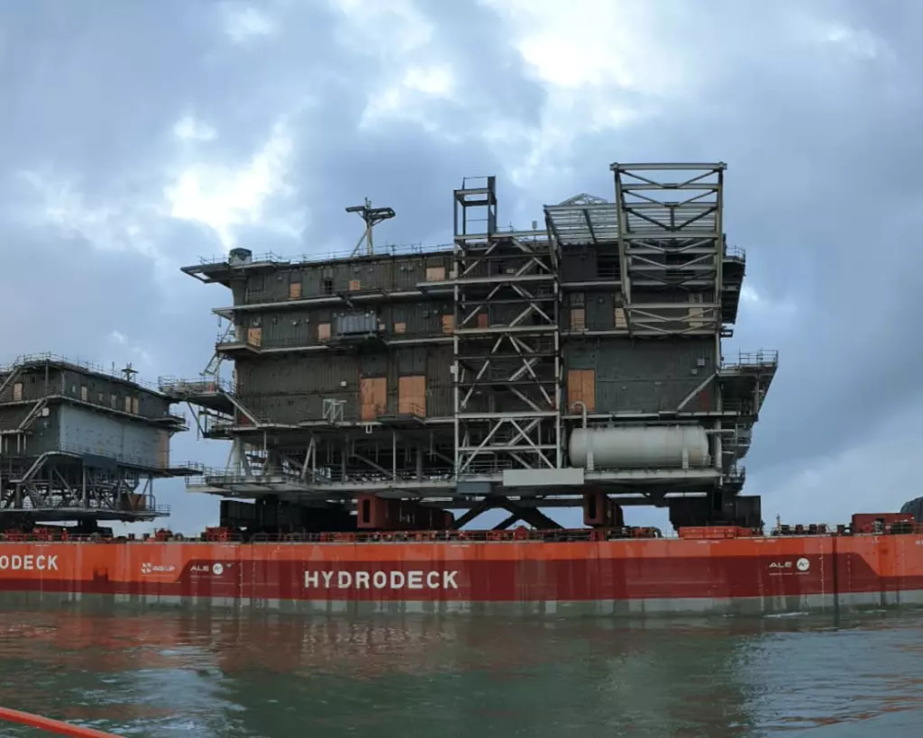 Offshore transport with hydro deck | Mammoet news
