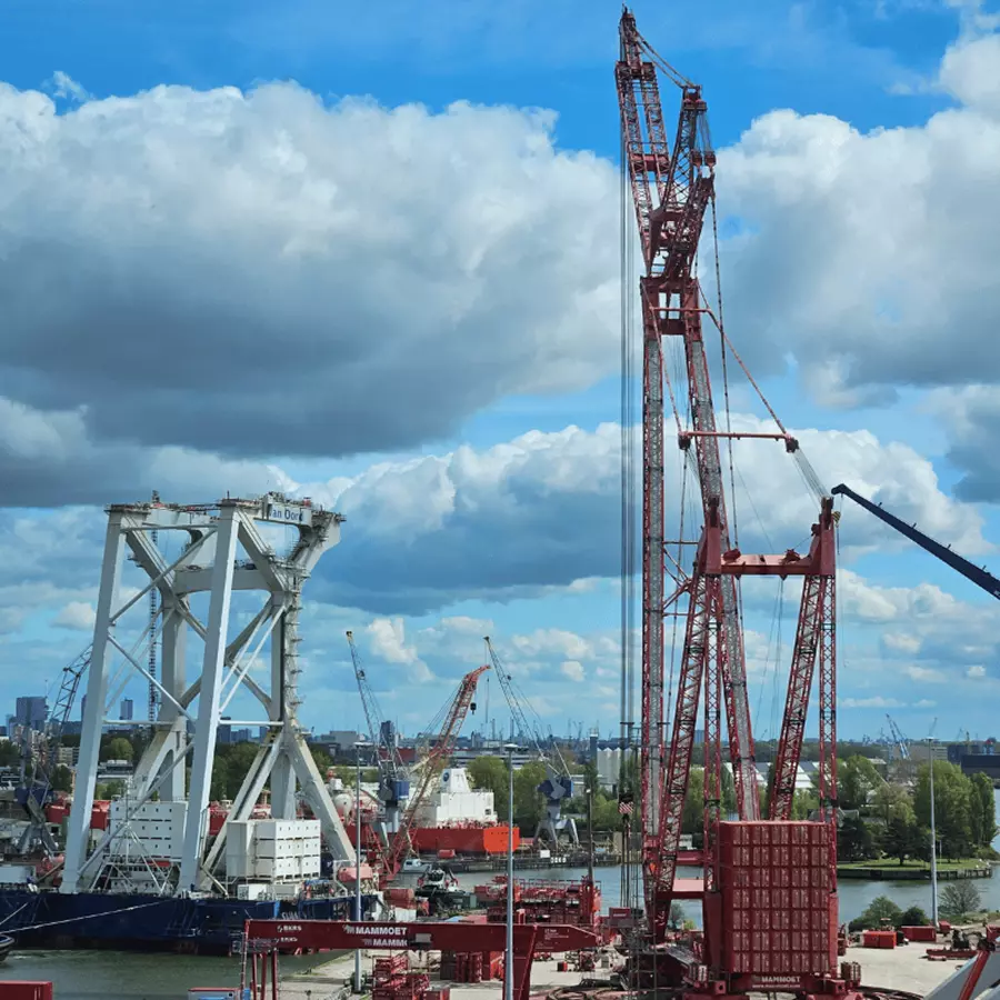 Mammoet’s largest crane to tackle second Rotterdam project