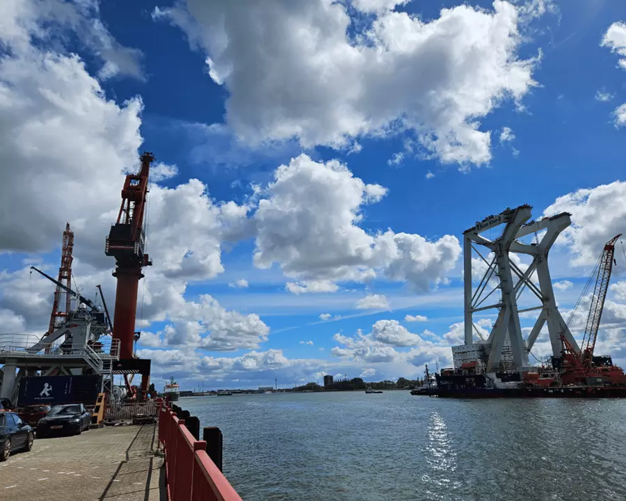 Mammoet’s largest crane to tackle second Rotterdam project
