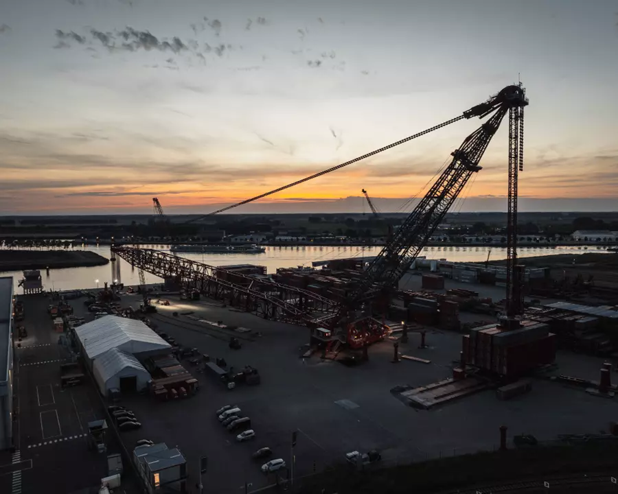 Mammoet launches world’s strongest land-based crane | Mammoet News