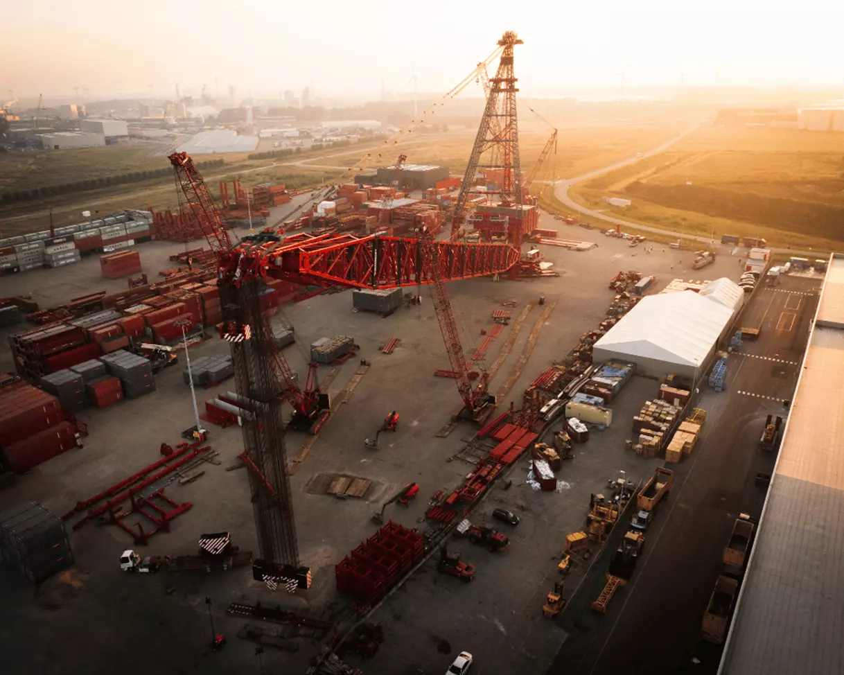 Mammoet launches world’s strongest land-based crane | Mammoet News