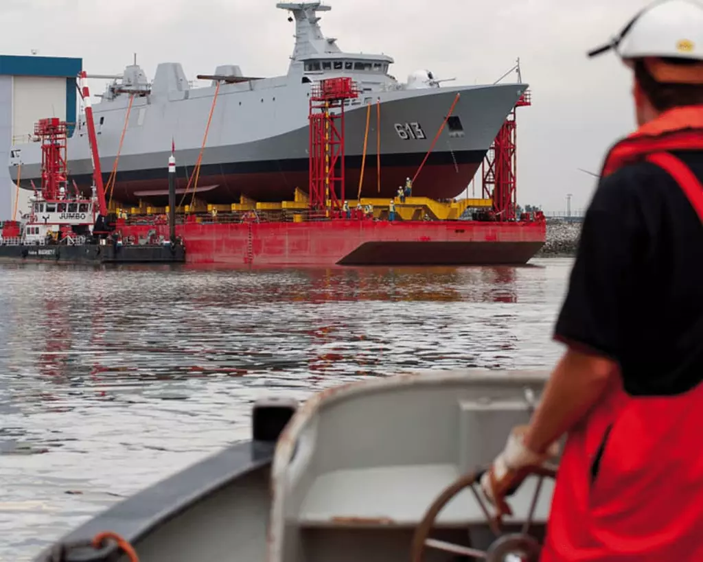 Vessel launching services and expertise | Mammoet