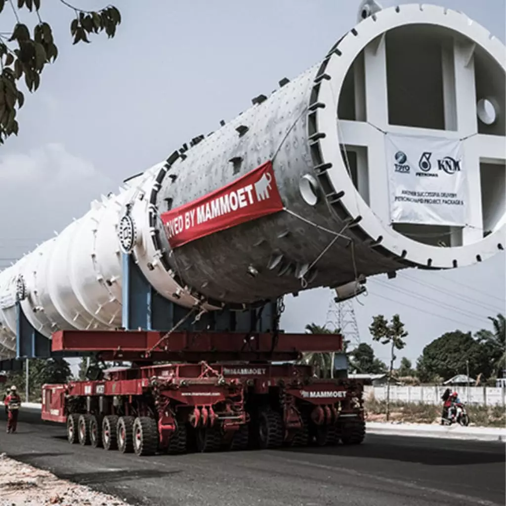 Three giant cranes at petrochemical complex | Mammoet case study