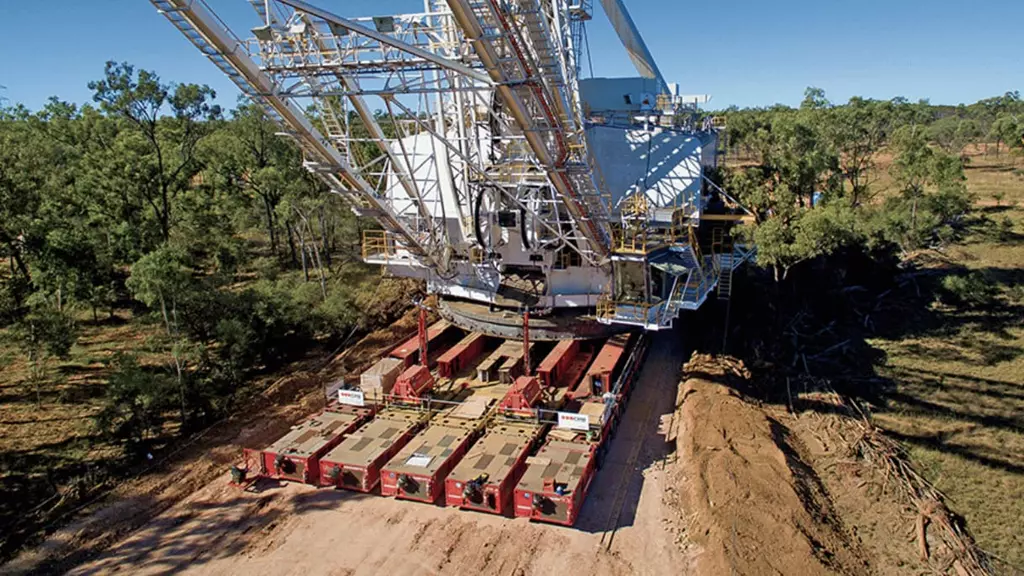 Dragline transported in one piece | Mammoet case study