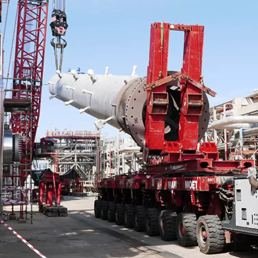 Local expertise for refinery upgrade | Mammoet case study