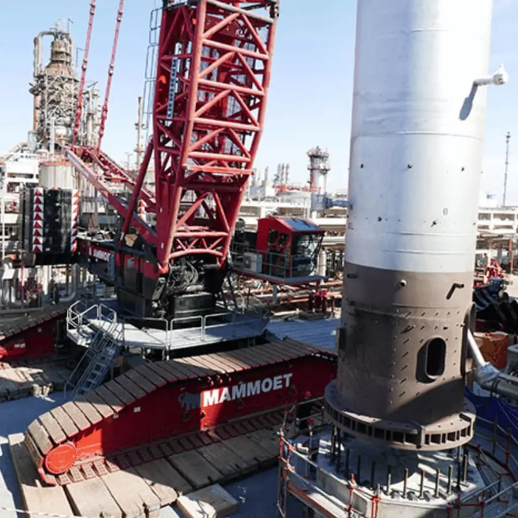 Local expertise for refinery upgrade | Mammoet case study