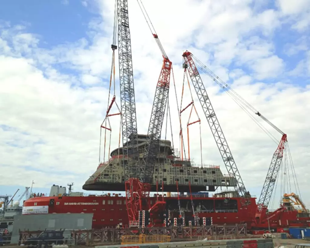 Dockside crane removal | Mammoet case study