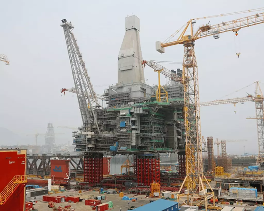 42,780t topside jack up in South Korea | Mammoet case study