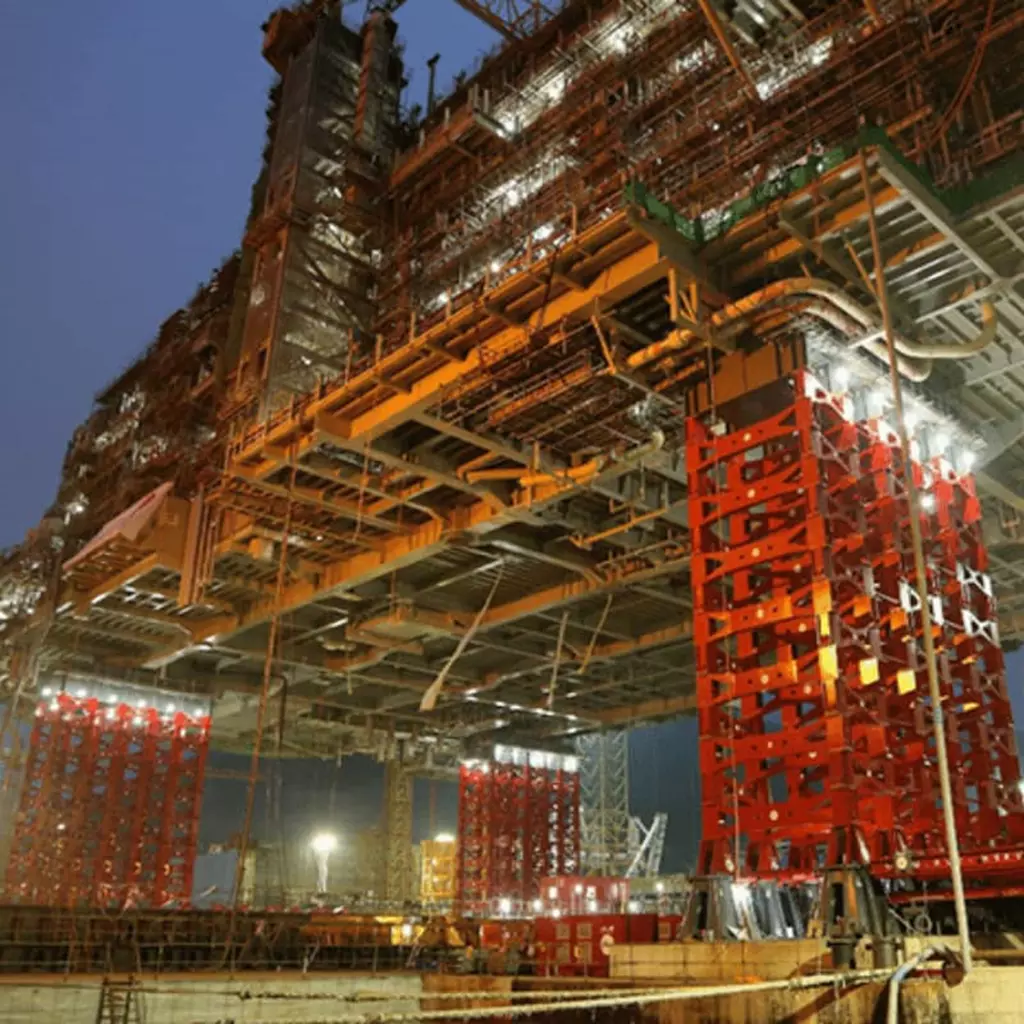 Heben der Arkutun Dagi-Topside (42.780 t) in Südkorea