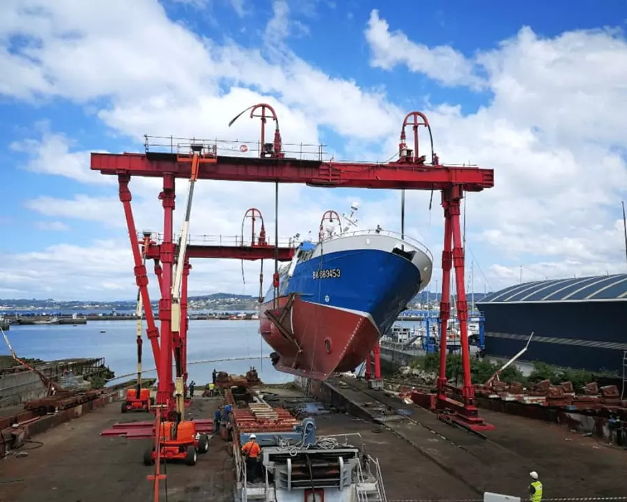 Alternative lifting for vessel repair | Mammoet case study