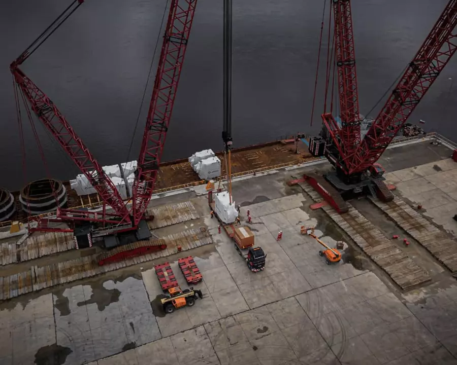 Crucial cargo for spaceport | Mammoet case study