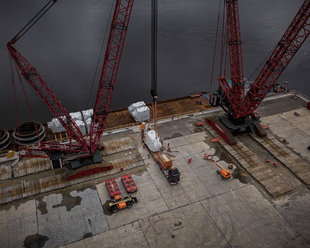 Crucial cargo for spaceport | Mammoet case study