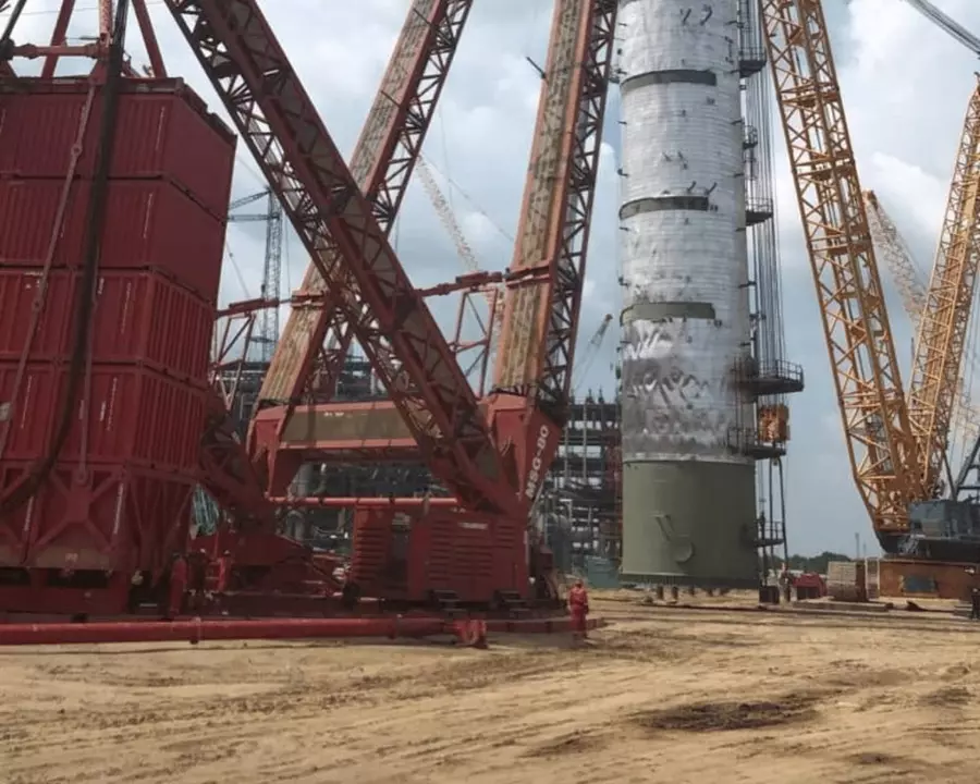 Three giant cranes at petrochemical complex | Mammoet case study