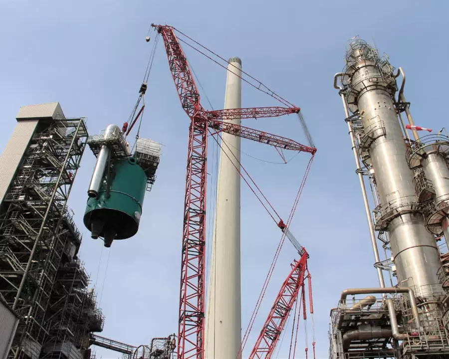 FCC reactor head installation in Germany | Mammoet case study