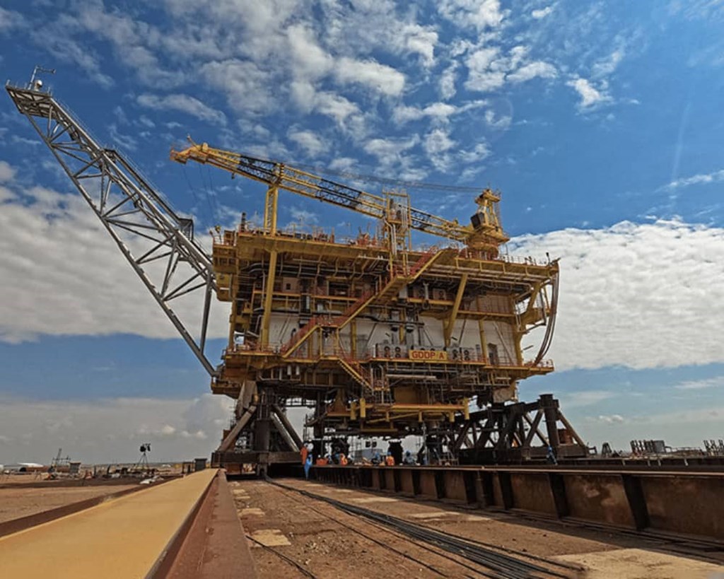 Safe platform topside load-out | Mammoet case study