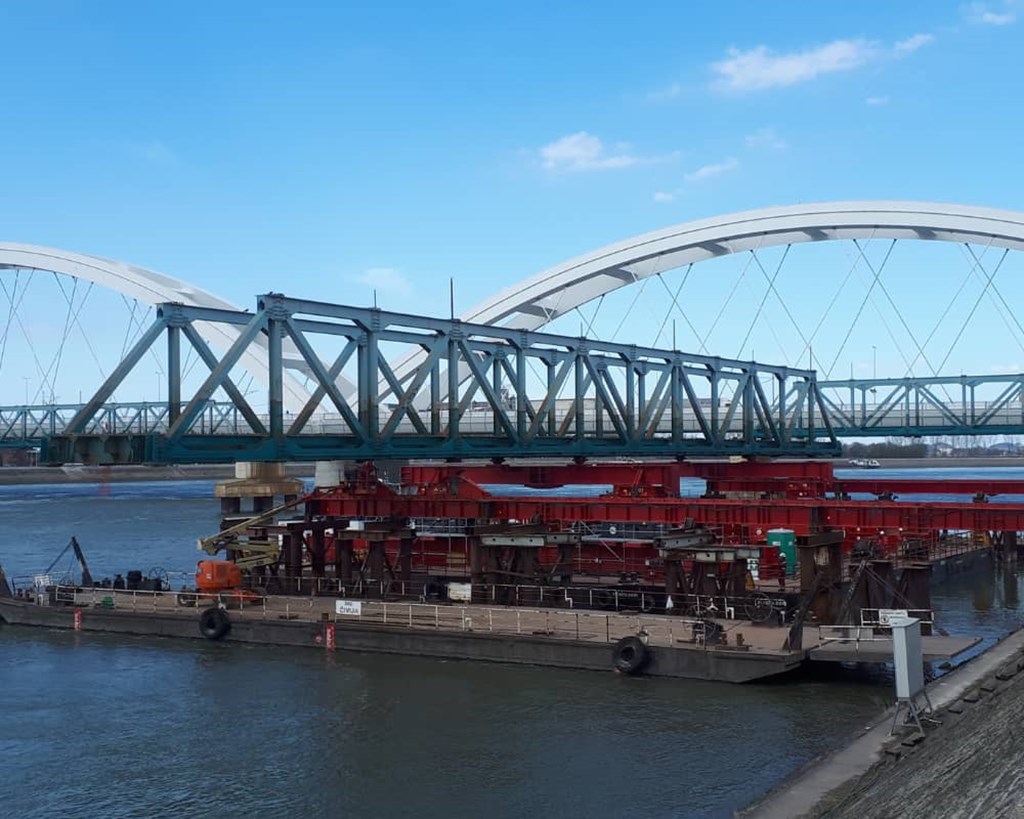 Bridge removal in Serbia | Mammoet case study