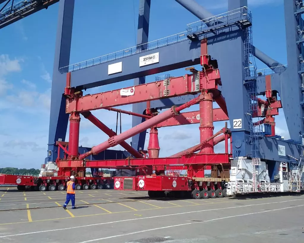Container crane relocation services | Mammoet