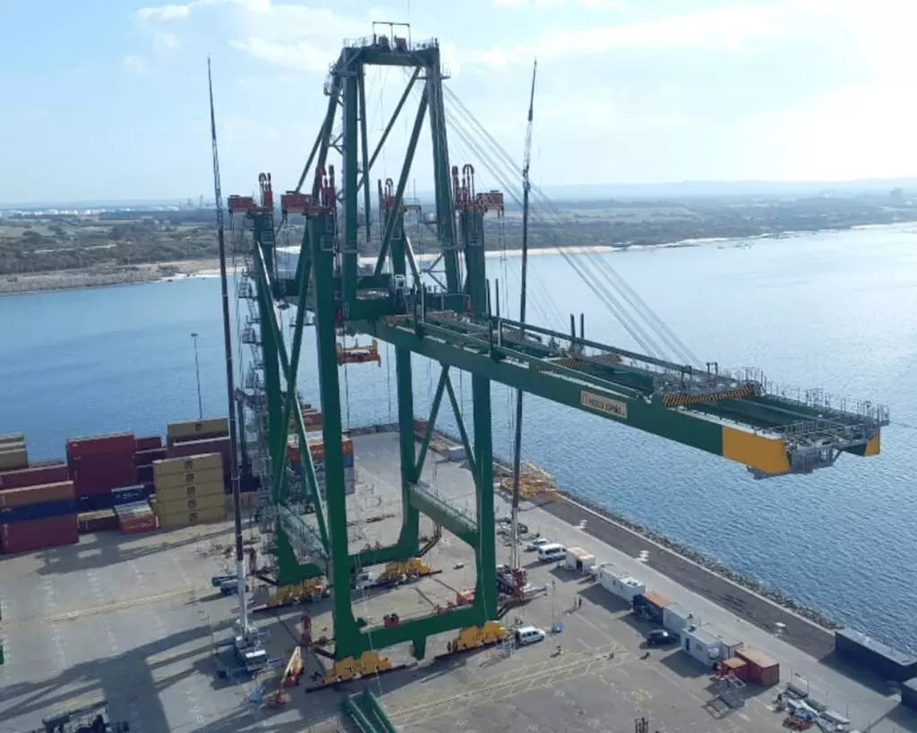 Container crane relocation services | Mammoet