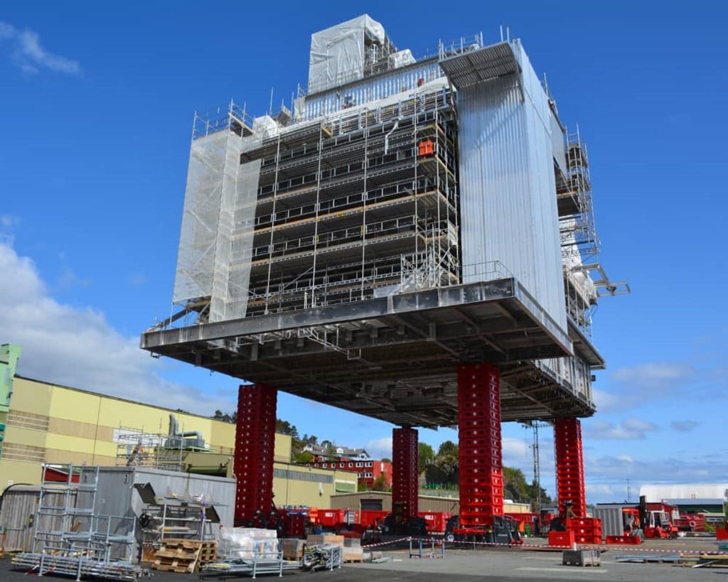 Jack-up and mating of offshore modules | Mammoet case study