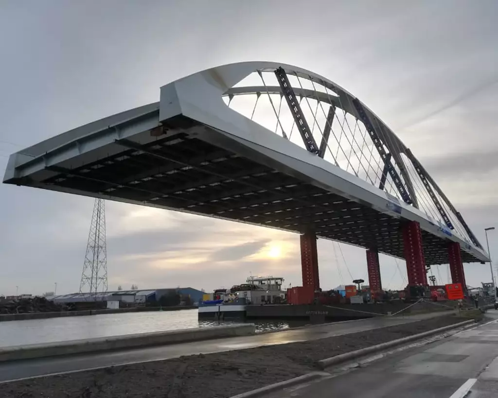 Bridge installation in Belgium | Mammoet case study