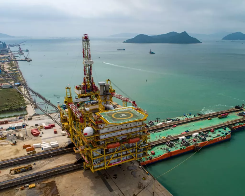 18,000t topside load-out | Mammoet case study