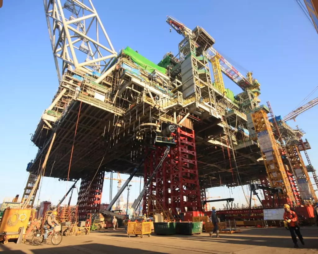 Lifting 37,000t topside | Mammoet case study