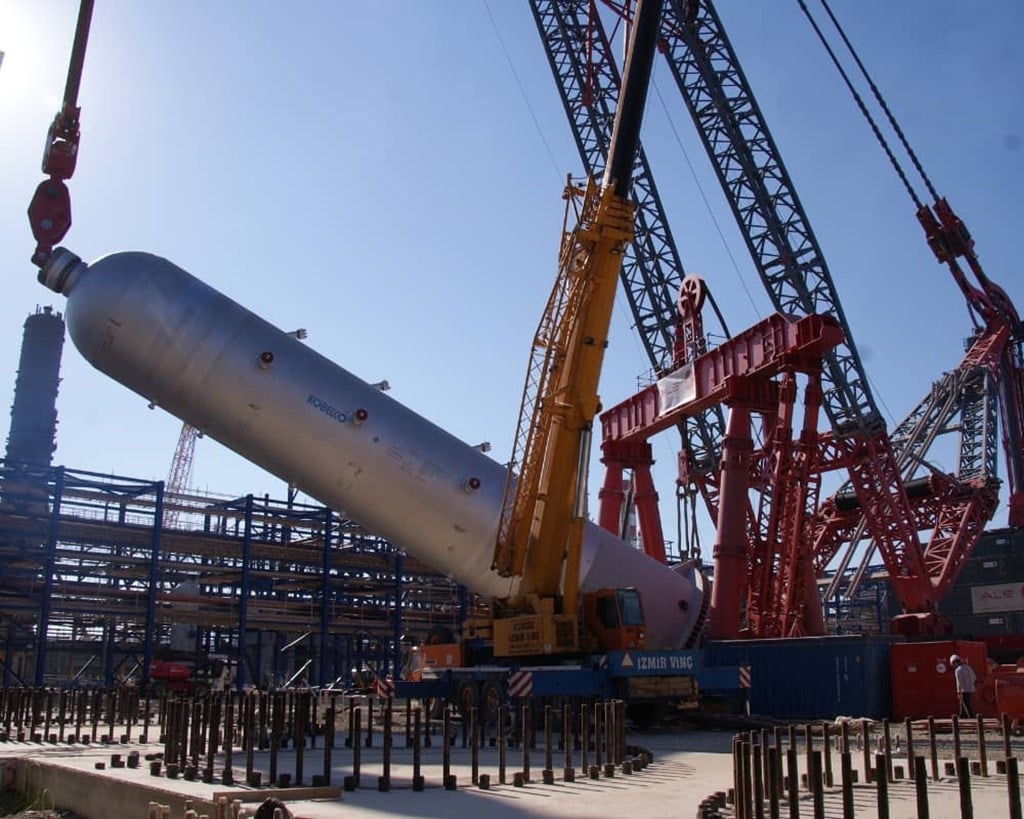 Installing refinery components with the SK190 | Mammoet case study