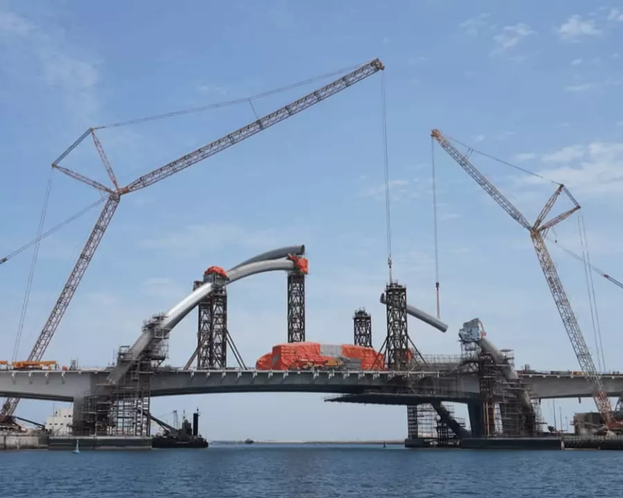 Infinity Bridge construction in Dubai | Mammoet case study