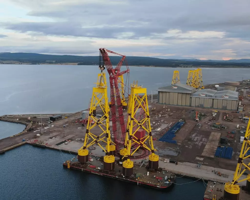 Offshore wind jacket lift via ring crane | Mammoet case study