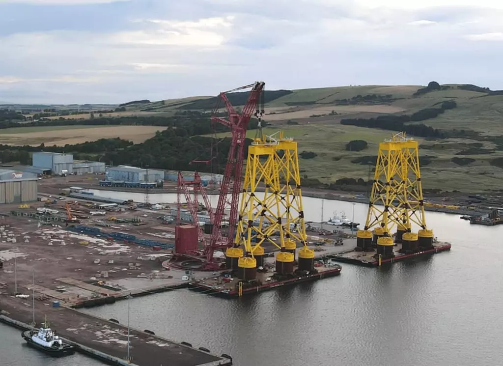 Offshore wind jacket lift via ring crane | Mammoet case study
