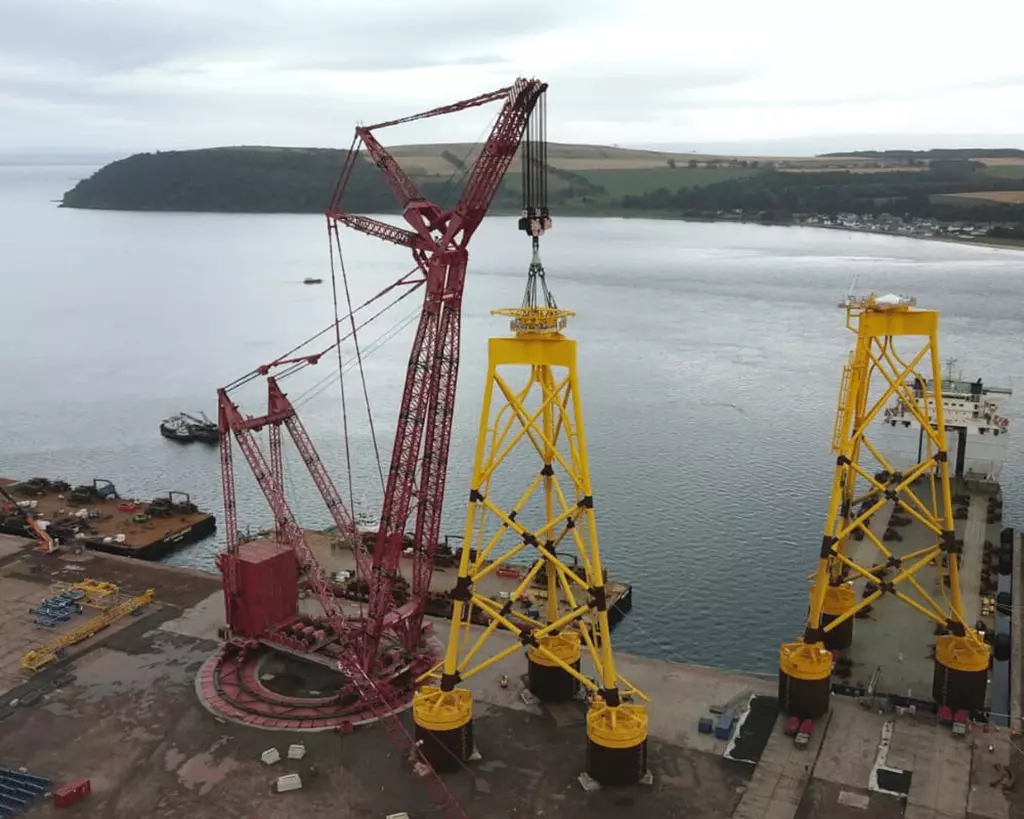 Offshore wind jacket lift via ring crane | Mammoet case study