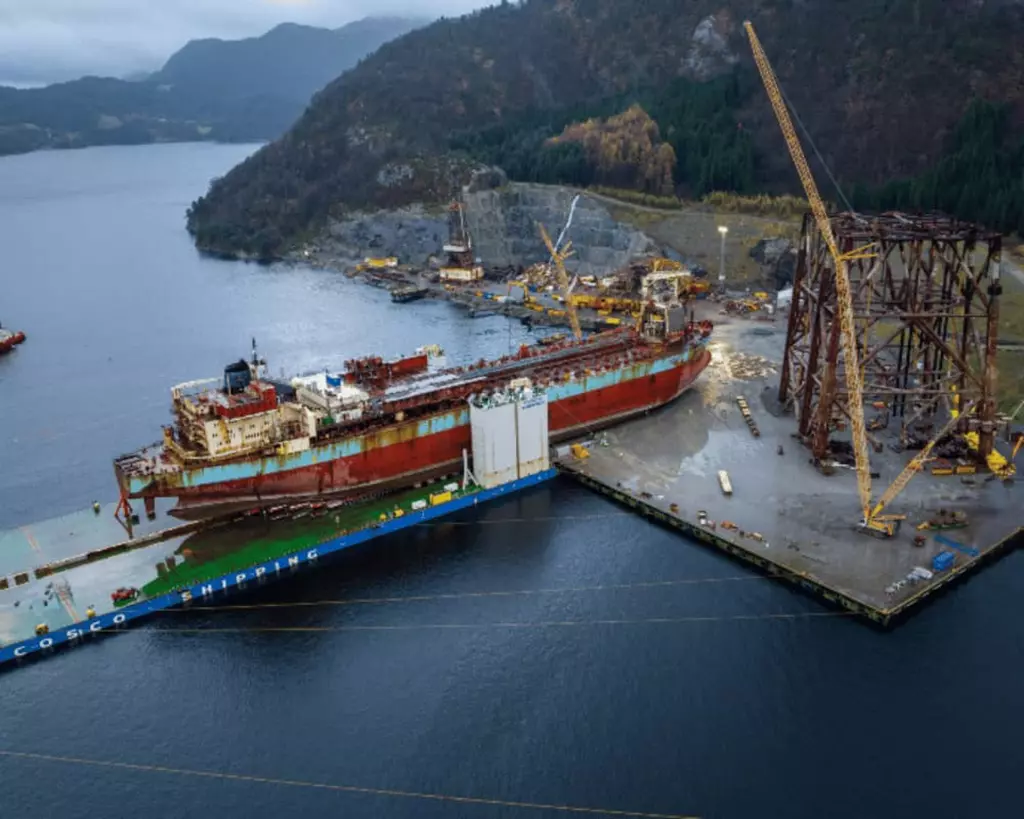 Load-in and transpooling subsea cable | Mammoet case study