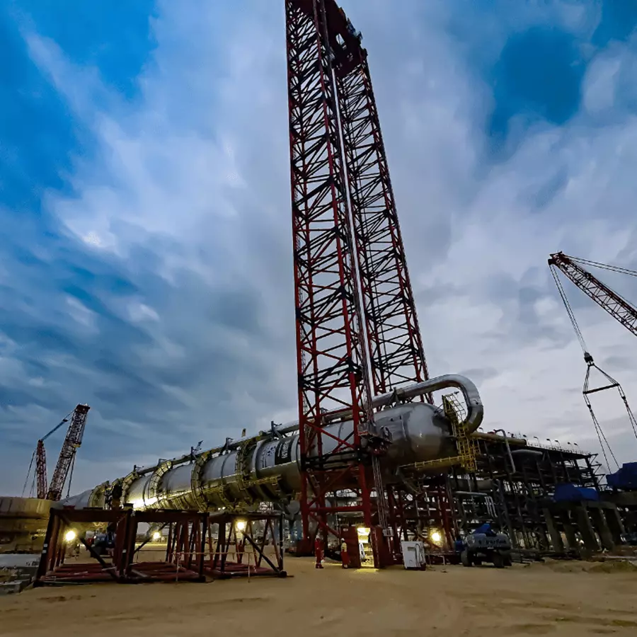 World’s largest PDH plant construction project streamlined | Mammoet ...