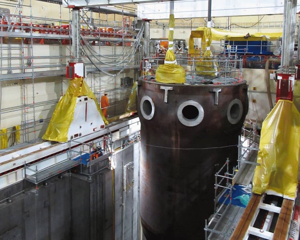 Reactor pressure vessel lifted out safely | Mammoet case study