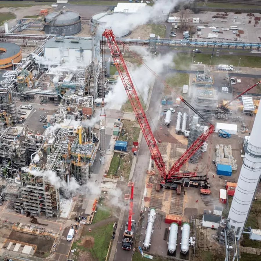 Reactor replacement over a long distance | Mammoet case study