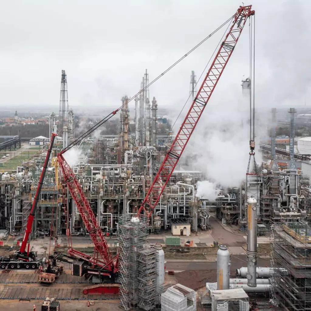 Reactor replacement over a long distance | Mammoet case study