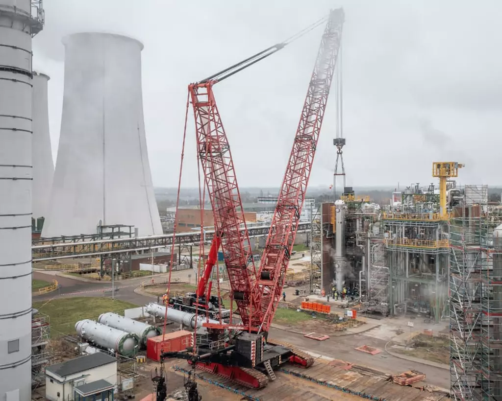 Reactor replacement over a long distance | Mammoet case study