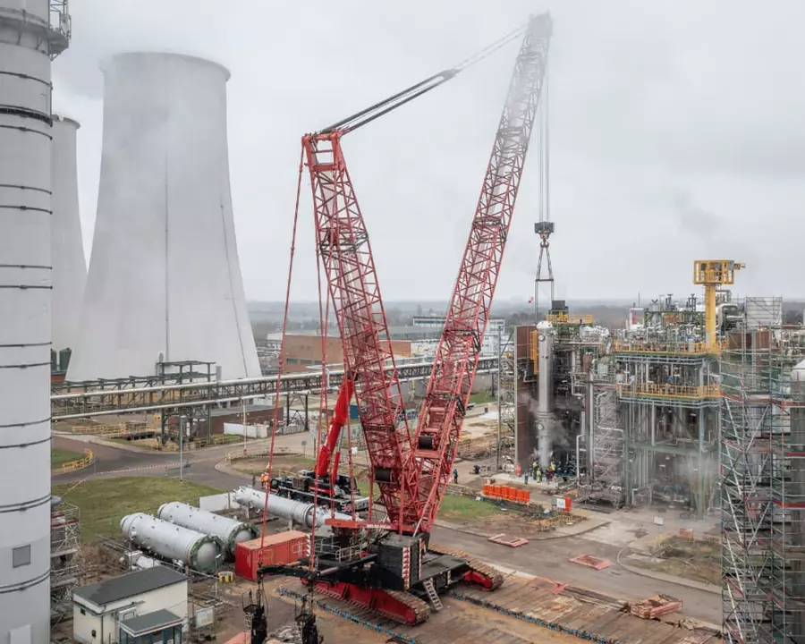 Reactor replacement over a long distance | Mammoet case study